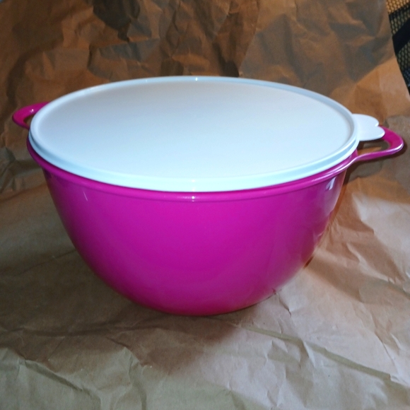 Tupperware | Kitchen | Tupperware Thatsa Bowl Jumbo 59 Cup4l | Poshmark